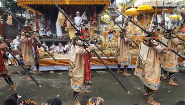 Tari Baris Oncer Ganda Sebagai Garda Kebanggaan Laskar Kerajaan Gelgel ...