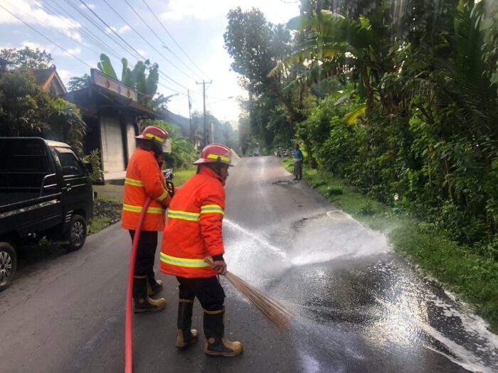 Ceceran Solar di Jalan Raya Ababi